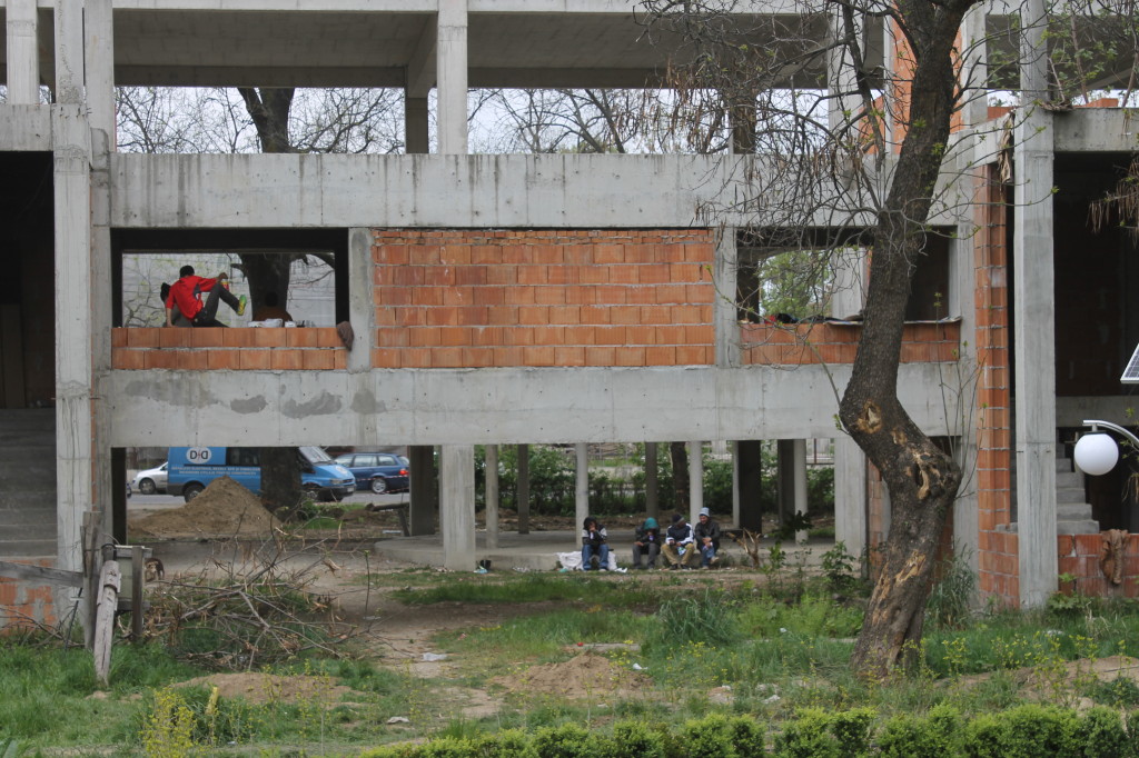 Viață de boschetar în clădirea artiștilor – sau suflete vii la gunoi ...