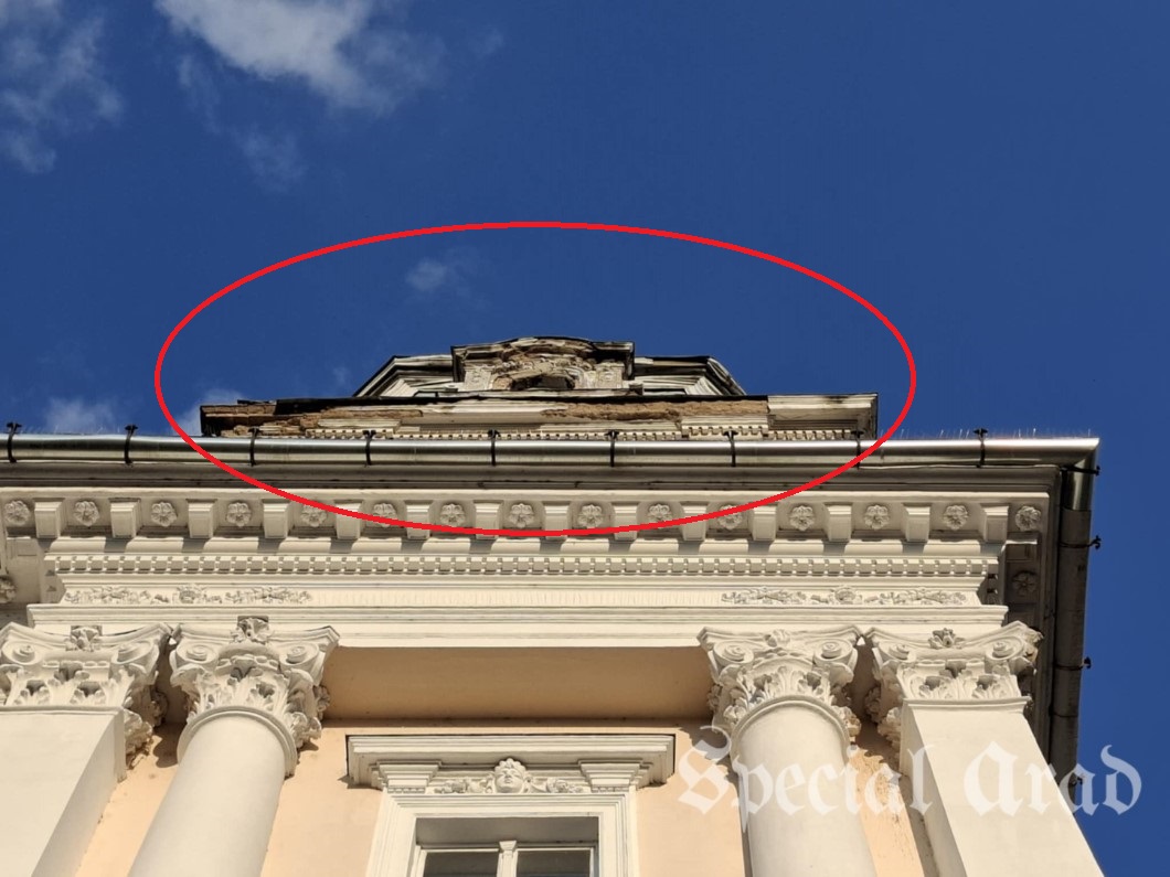 Legile gravitației bat legile patrimoniului la Palatul Cenad · Special Arad