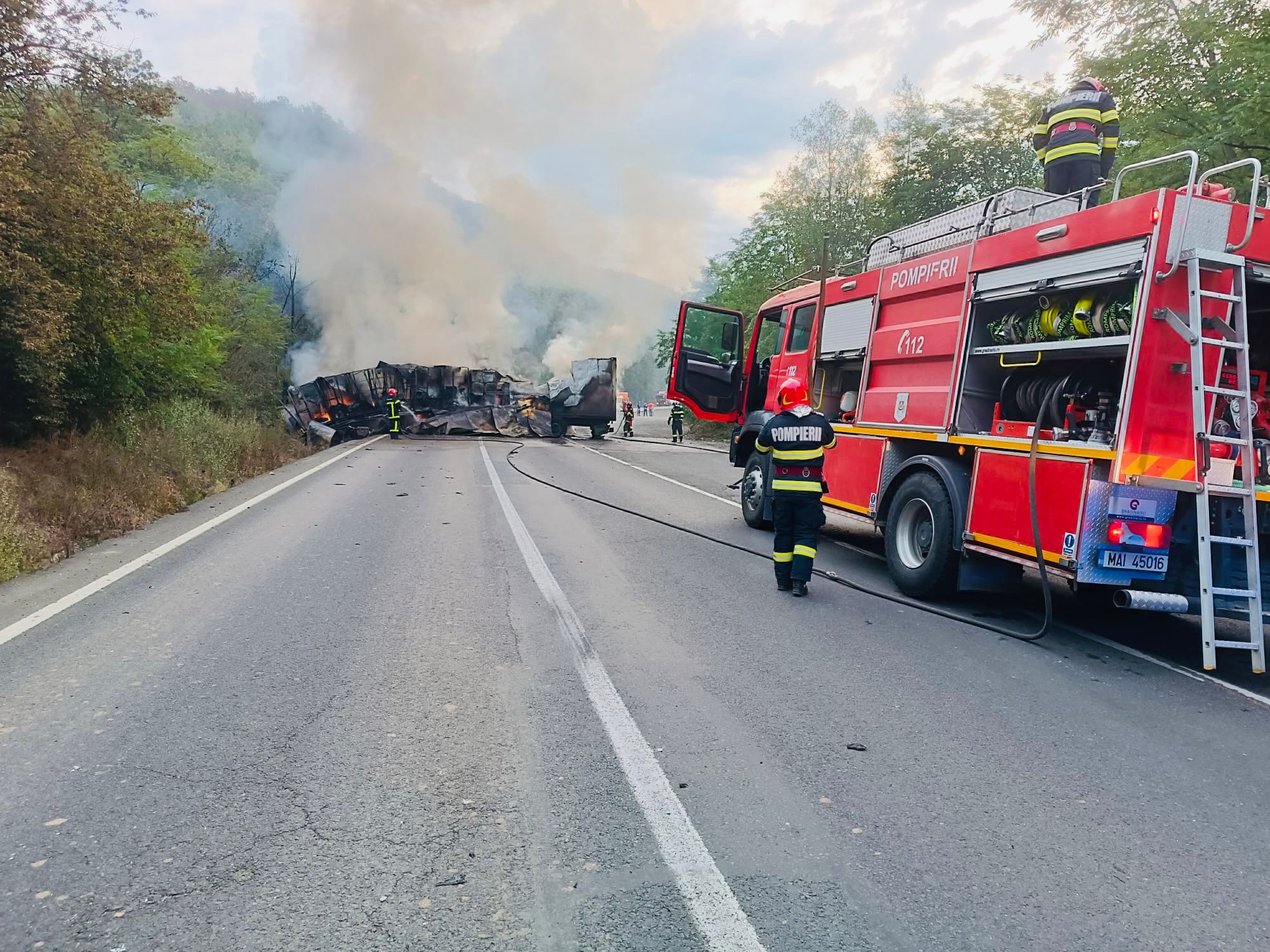 TIR cuprins de flăcări pe drumul Vărădia de Mureș – Săvârșin | Foto ...