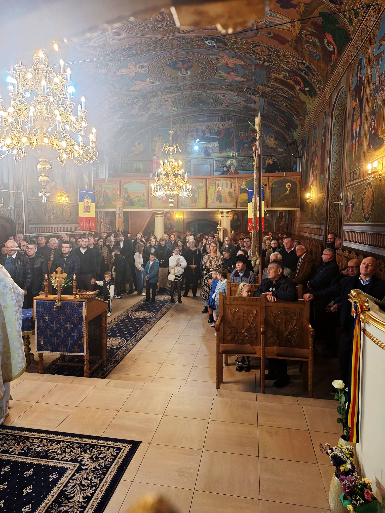 E liniște la biserica ortodoxă din Sânnicolau Mic… Florile albe au ...